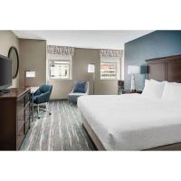 China Factory Sale Hampton Inn Hilton Economy Hotel Room Furniture Accessible Boutique Casegoods Queen King Suites Hotel Bedroom Sets for sale