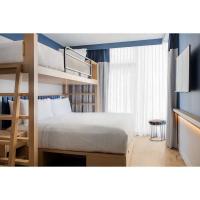 China Factory Sale Hilton 3-Star Hotel Nordic Style Commercial Furniture Wood Bed Frame Sofa Chair Queen Size Bed for Hotels Offices for sale