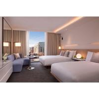 China Conrad Hotels Resort Wholesale Hotel Furniture Guest Room Wardrobe Bed Base Headboard Chairs Liquidation Hotel Bedroom Furniture for sale