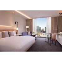 China Conrad Hotels Resort Wholesale Hotel Furniture Guest Room Wardrobe Bed Base Headboard Chairs Liquidation Hotel Bedroom Furniture for sale