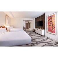 China Conrad Hotels Resort Wholesale Hotel Furniture Guest Room Wardrobe Bed Base Headboard Chairs Liquidation Hotel Bedroom Furniture for sale