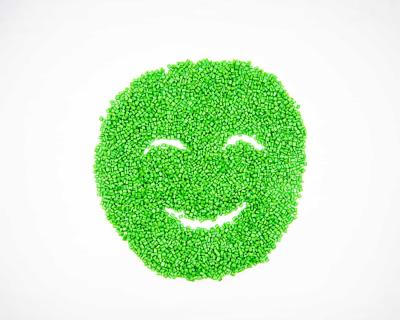 China IV0.80 RPET Granules Recyclable Plastic Raw Material Granules for sale