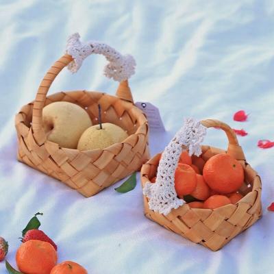 China Hot Sale Hand Weaved Small Storage Gift Basket Wood Chip Woven Picnic Basket with Handle for sale