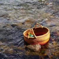 China Natural Straw Wicker Woven Round Seagrass Bolga Baskets Cheapest Wholesale Uk Clothing Organizer Storage Handmade Craft for sale