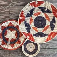 China Natural Handmade Hanging Wall Basket Decor Round Decorative Woven Wall Basket Seagrass Serving Bowls and Trays for sale