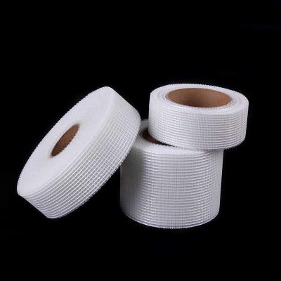 China 80gsm 1 Inch Grid Fiber Mesh Tape With Medium Strength Adhesion for sale