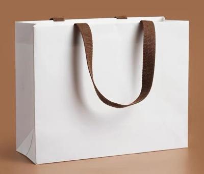 China Customized Packaging Bags For Clothing Stores Holiday Gift Bags Color-Printed Paper Bags For Corporate Advertising for sale