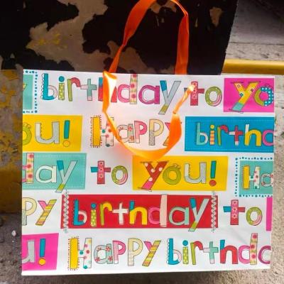 China Recyclable White Card Paper Gift Bags Custom Design For Luxury Packaging for sale
