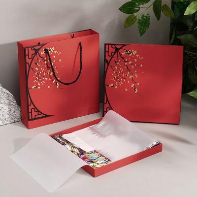 China Elegant Red Rigid Gift Box with Matching Handle Bag Traditional Floral Packaging Set for sale
