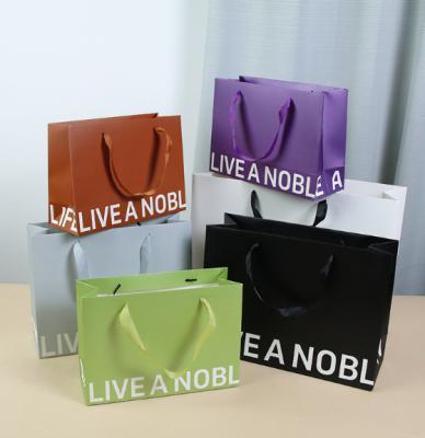 China Custom Printed Kraft White Gift Bags with Reinforced Thickness for sale