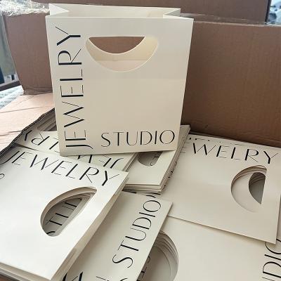 China Custom White Cardboard Jewelry Gift Bag 21x20x10cm for sale