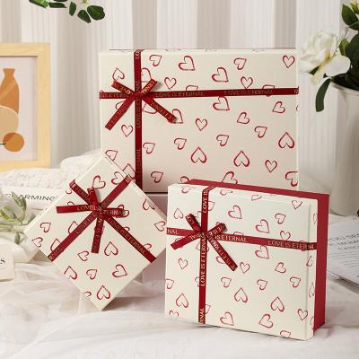 China Custom Clamshell Jewelry Gift Box with Bowknot Design for sale
