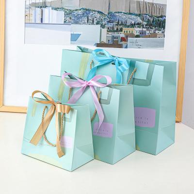 China Fresh Clothing Accessories Gift Packaging Bag Cardboard Bag Party Gift Bag Birthday Gift Bag for sale