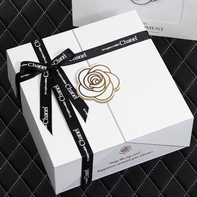 China Luxury Skincare Gift Box Set Premium White Rose Gold Packaging Magnetic Closure for sale