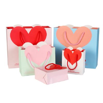 China Love Gift Bag Unique Design Gift Packaging Bag Birthday Paper Bag Jewelry Handbag for sale