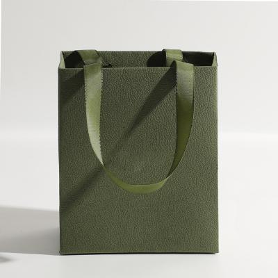 China Custom Printed Gift Handbags Jewelry Gift Packaging Paper Bags With Custom Logos for sale