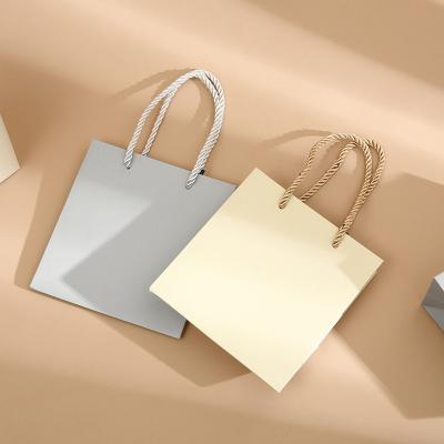China Customized Jewelry Box Paper Bag Gift Packaging Handbag Gift Paper Bag Packaging for sale