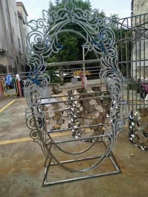 China WENDING Silver Baroque Oval Display Rack – Acanthus Crown Fish-Scale Wedding Wine Shelf for sale