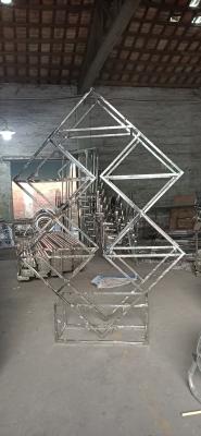 China WENDING Silver Diamond Rhombus Wedding Display Rack – Geometric Mirror Frame Shelf for sale