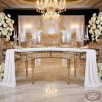 China WENDING Gold Crescent Crystal-Pendant Spindle-Leg Banquet Table – European Opulent Wedding Table for sale