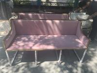 China WENDING Pink Mauve Three-Seat Settee – Gold Trim Box-Style Wedding Reception Sofa for sale