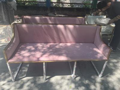 China WENDING Pink Mauve Three-Seat Settee – Gold Trim Box-Style Wedding Reception Sofa for sale