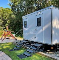 China Luxury Mobile Toilet Trailer with 1 Year Warranty and Extruded Insulation Board Fiberglass Construction for sale