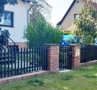 China Easily Assembled Welded Wire Mesh Aluminum Safety Fencing Metal Fence for Garden Fence for sale