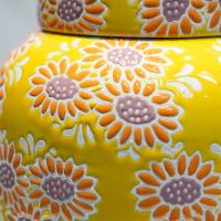 China Wholesale Ceramic Urn with Daisy Inspired Floral Motif for sale