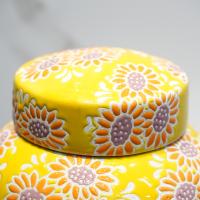 China Wholesale Ceramic Urn with Daisy Inspired Floral Motif for sale
