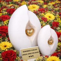 China Modern White Ceramic Cremation Urn with Gold Heart for sale