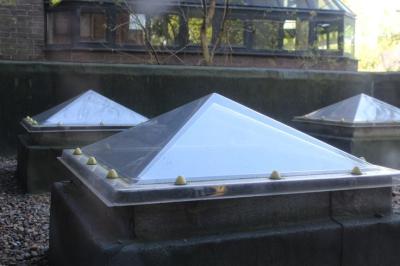 China Customized Transparent Polycarbonate Pyramic Skylight Dome, Easy to Install & Transport, Custom Sizes Available, Long Lasting Roof Light Cover for sale