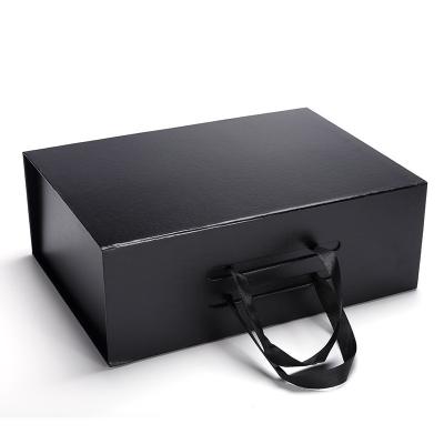 China Custom Foldable Magnetic Closure Cardboard Gift Box with Spot UV Coating for sale