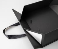 China 157gsm Art Paper Black Gift Box With Lid Foldable Rigid Magnetic Packaging for sale
