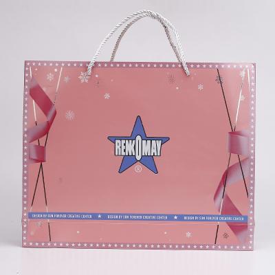 China Custom 300gsm Kraft Paper Gift Bag Full Color Printing with Handle for Clothing Packaging for sale