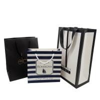 China Custom 300gsm Kraft Paper Gift Bag Full Color Printing with Handle for Clothing Packaging for sale