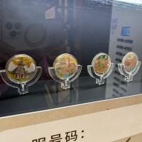 China 32 Inch Touchscreen Medal Vending Machine with 300-600 pcs Capacity and 1 Year Warranty for Zoos and Souvenirs for sale