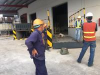 China Hydraulic Dock Lift Automatic Lifting2000mm, Lift Table 2000mm*3400mm For Container Unloading for sale