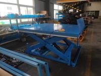 China Indoors Outdoors 1000kg, 2000kg Hydraulic Small Dock Lift Tailored Lip For Truck Between Dock for sale