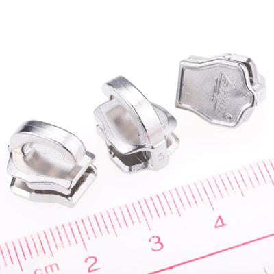 China OEM ODM MIM Metal Injection Molding Zipper Head 5x4x2mm Silver Color for sale
