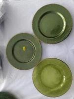 China Custom Green Plate Charger Decorative Glass Vase Glossy Finish for Elegant Dining Tables for sale