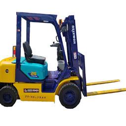 China Komatsu 2.5 Ton Used Diesel Forklift 3m Lifting Height 2 Masts Stages for sale