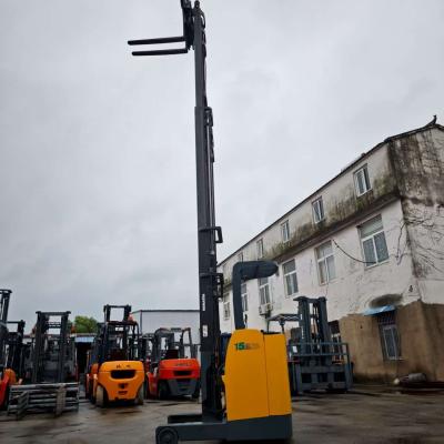 China Intelligent Warehouse Komatsu Forklift Delivery AGV AMR Parallel Connection Mobile Transfer Robot 1.5T Electric Forklift Robot for sale