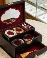 China Elegant Large Capacity Jewelry Case, Mini Portable Design, Anti-Tarnish Soft Lining for sale