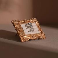 China Gold Wedding Band Ring Holder Vintage Style Jewelry Display Diamond Holder Photography Prop for sale