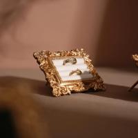 China Gold Wedding Band Ring Holder Vintage Style Jewelry Display Diamond Holder Photography Prop for sale