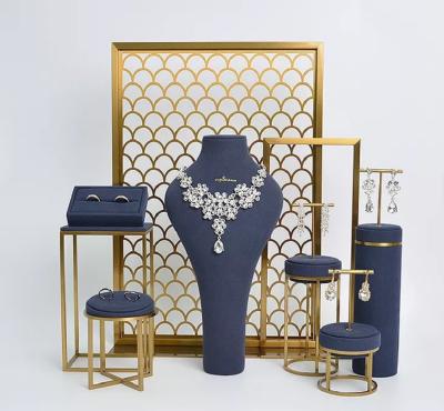 China Elegant Modern Jewelry Display Kit with Luxury Velvet Stand for High-End Jewelry Boutique for sale