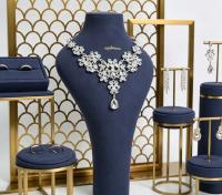 China Elegant Modern Jewelry Display Kit with Luxury Velvet Stand for High-End Jewelry Boutique for sale