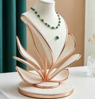 China Custom Luxury Flower-shaped Jewelry Display Bust, Rose Gold Frame Velvet Necklace Stand, High-end Jewelry Shop Display Props for sale