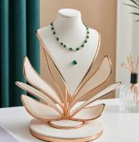 China Custom Luxury Flower-shaped Jewelry Display Bust, Rose Gold Frame Velvet Necklace Stand, High-end Jewelry Shop Display Props for sale